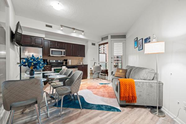 Superior 1bd & Den Apartment With Balcony - Ontario