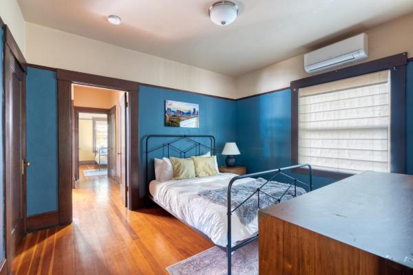 Spacious Group Retreat - 5br - Sleeps 12 - Portland, OR
