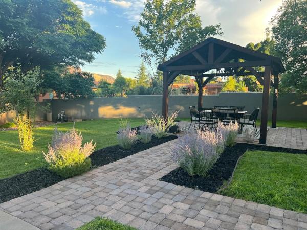 Sedona Uptown Gem!large Yard W Grass And Shade Trees! Views!! New! Barrel Sauna!!! Close To Trails, Walk To Uptown Sedona, Restaurants And Shopping - Sedona, AZ