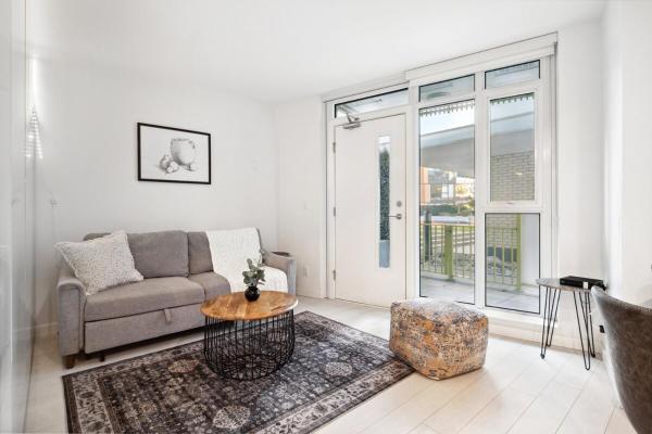 Main Street Condo With Gym And Patio Near Restaurants For 4 - Burnaby