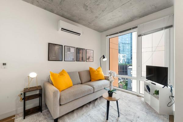 City Studio Escape Bright Sleek & Modern - River North - Chicago