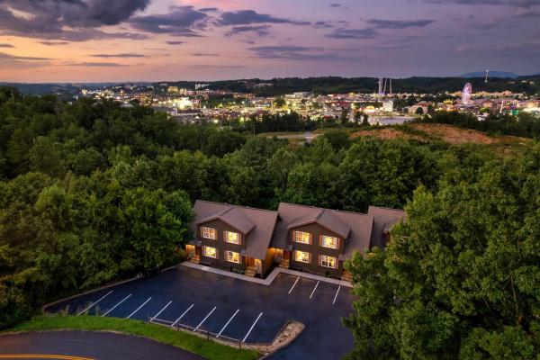 Prime Location Upgraded Townhome Hot Tub - Pigeon Forge, TN
