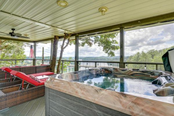 River-view Somerset Home: Large Deck, Fire Pit! - Kentucky