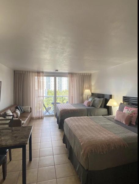 Pet Friendly Studio Beach And Pool Access, Gym ! - Aventura, FL