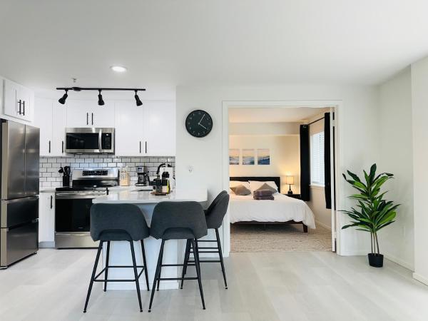 Modern 2br-2ba Belltown Condo With Free Garage Parking - Seattle, WA