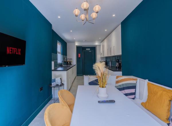 Eight Bed North London Modern Home For Big Groups And Contractors - London
