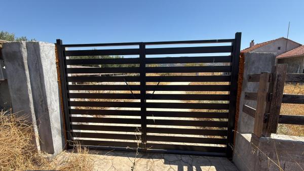 Private Fenced Parking For Cars - Welcoming Vans, Campers, Bus, Rv, Trailer & Caravans - Easy Access To Main Road And Expressway - Quiet Location Near The Beach, Mountain Views - 2 Lose Guard Dogs On Site, No Water, Toilet Or Electric - Self-check-in - Nordmazedonien