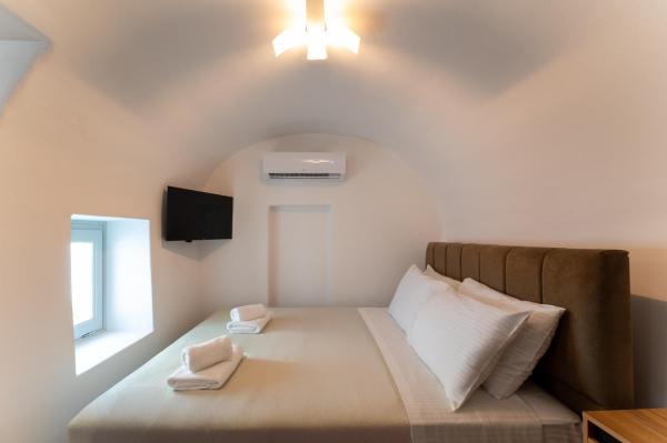 The Lemon Tree Studio - Santorini