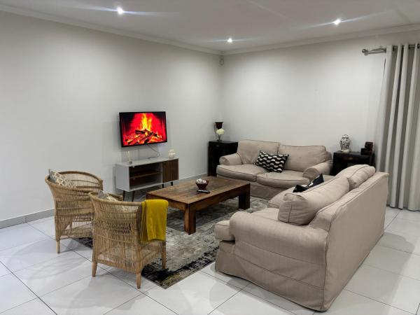 The Cozy Double , 2 Full Rooms , Spacious Living Room And A Double Garage - 約翰內斯堡