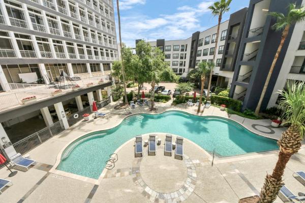 Pool View Kings Beds 2br Galleria Mall Houston Area - Stafford, TX