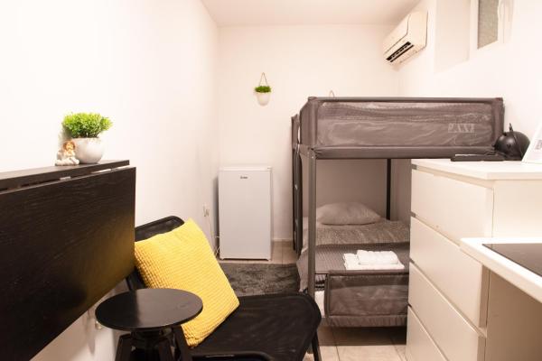 Tiny Condo Near Maksimir Park - ザグレブ