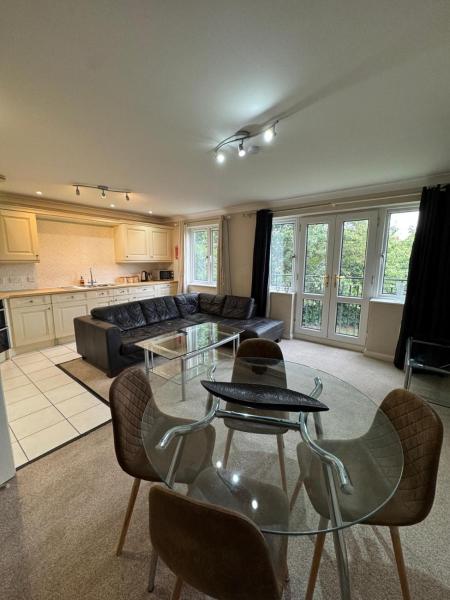 Spacious Two Bedroom Apartment In Bracknell - 오킹엄
