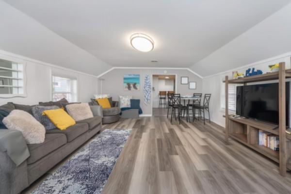 2br Shoreside Retreat W Beach Access Interiors - Rochester, NY