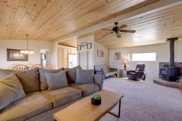 Rustic Bullhead City Retreat With Porch And Views - アリゾナ州