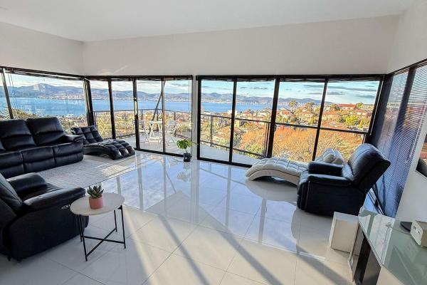 Luxury Sea View Family Retreat In Sandy Bay 4 Bed 3 Bath - Hobart