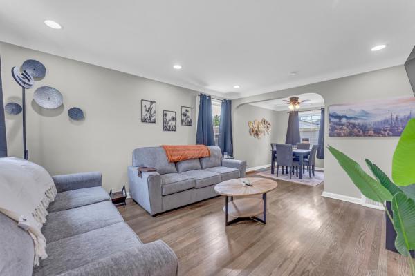 Brooklyn Townhome 9 Miles To Downtown - Cleveland, OH