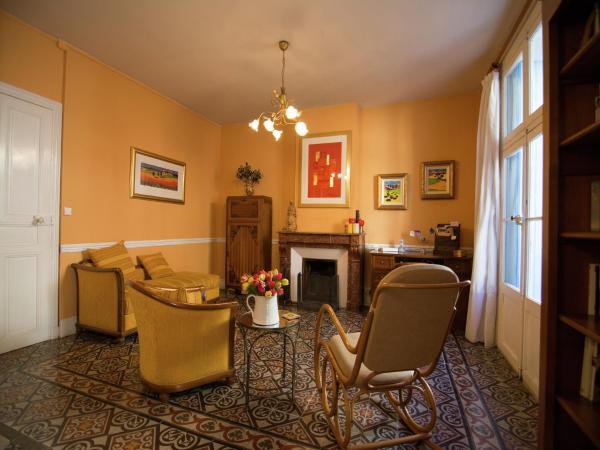 Holiday Home In Village With Fountain - Languedoc-Roussillon