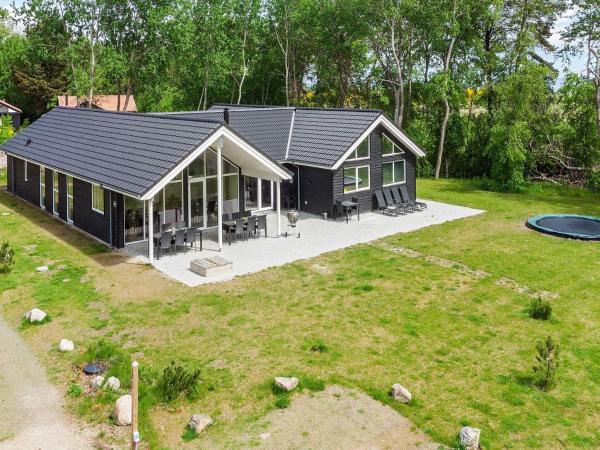 14 Person Holiday Home In Væggerløse - Dánia