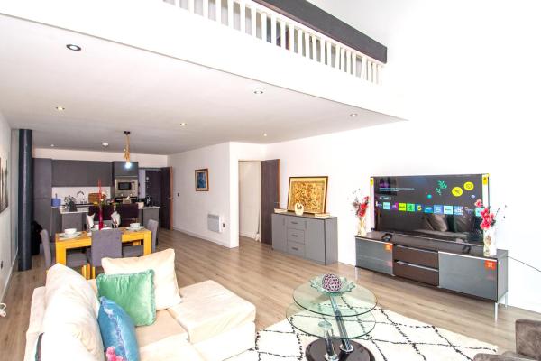 New Apartment - Sleeps 4 - Parking - City Centre - Bradford
