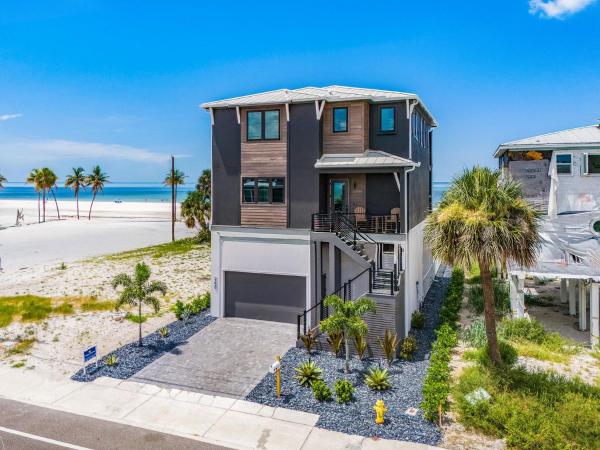 5350 Chasing Sunshine- 5bd 4,5ba Pool Home! Home - Fort Myers Beach, FL