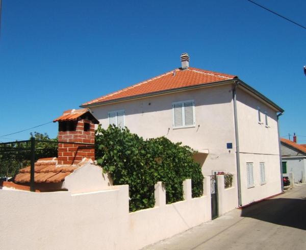 Kleines Apartment Für Zwei Erwachsene Und Drei Kinder - Murter