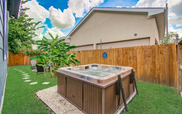 Historic Charm X Modern Amenities W 3bd 2ba Yard - Casa Blanca, TX