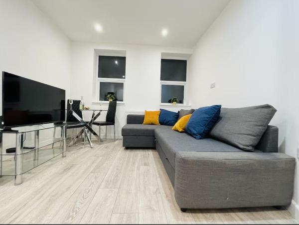 Lush 2- Bed Apartment London - Watford