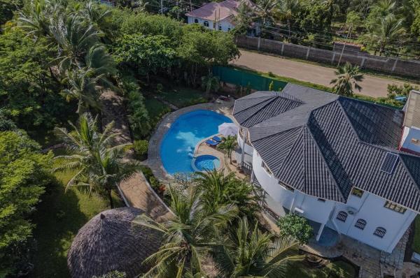 Elegant 5br Diani Villa With Pool & Beach Access - Diani Beach