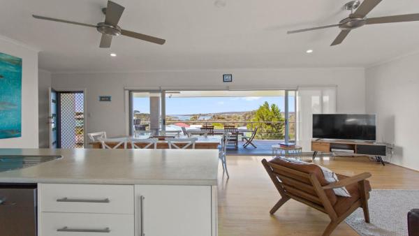 Endeavour View Is A Fantastic - A Modern, 4 Bedroom Holiday Home - Coffin Bay
