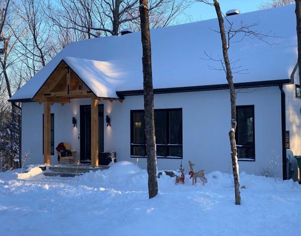 New Chalet With Spa And Swimming Pool - Le Must - Quebec