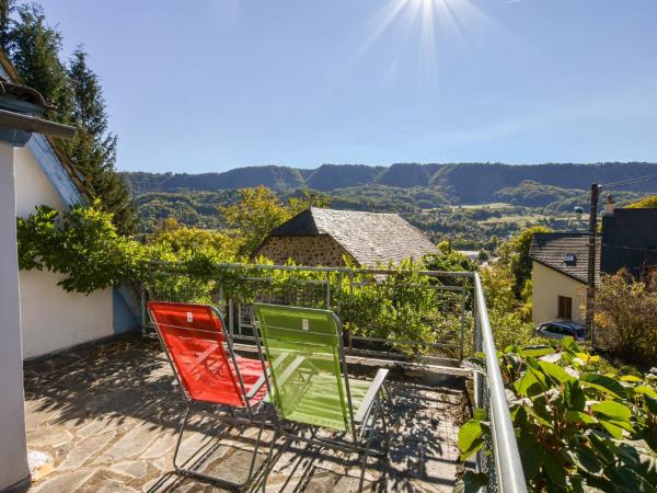 Holiday Home In Vic-sur-cère With Balcony - Cantal