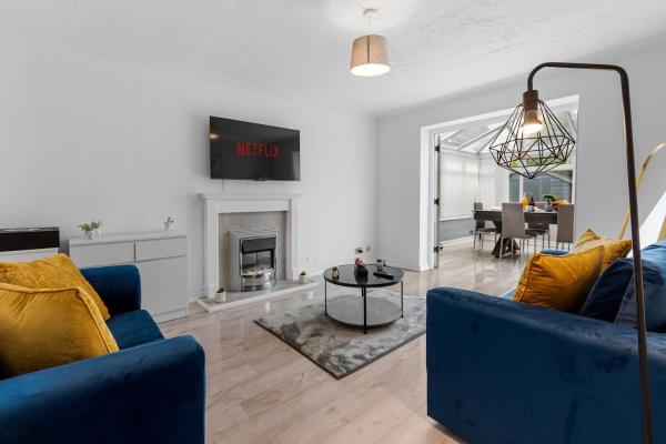 6 Bedrooms, Driveway Parking, Pool Table, Netflix, Huge Long Term Savings - Warrington