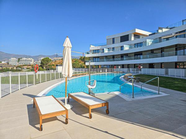 Penthouse With Hot Tub Located Close To Selwo - Estepona