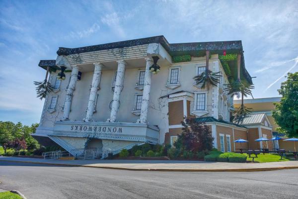 Bearway To Heaven By American Patriot Getaways - Pigeon Forge, TN