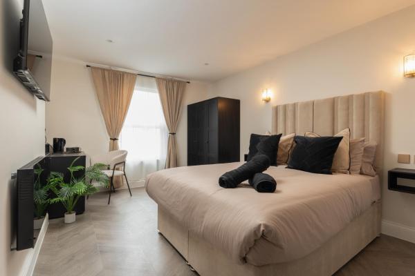 Bold St Top Floor Retreat Vanity & Essentials - Liverpool