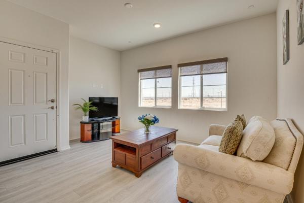 Mountain And Desert Views Cozy Apt In Victorville! - Victorville, CA