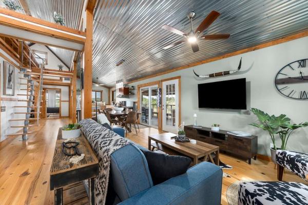 Hollmig Trio - Sleeps 18 Cowboy Pool & 3 Hot Tubs - Fredericksburg, TX