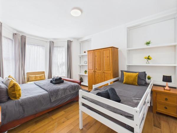 Modern 4-bed Retreat-piccadilly Line-sleeps 9 - Cockfosters