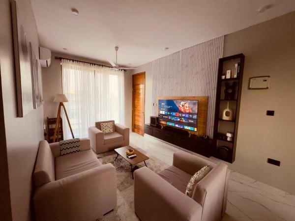 Modern Private En-suite Room With Pool & In-room Tv - Shared Apartment With One Housemate - Dar es Salaam