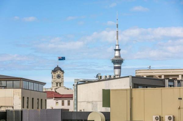 Lovely Apartment With Skytower Views And Car Park - Riverhead