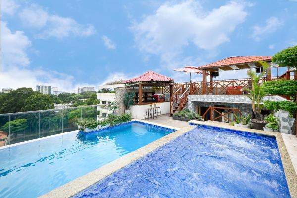 California Saigon Hotel & Rooftop Pool -