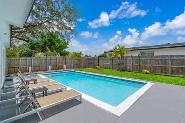 Private Pool Home & Arcade Game & Mini Basketball - Miramar, FL