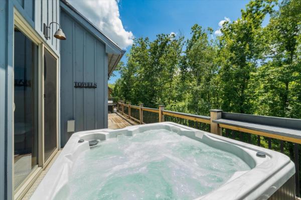 Heart Lake Cabin - Hot Tub & Game Room - Dandridge, TN