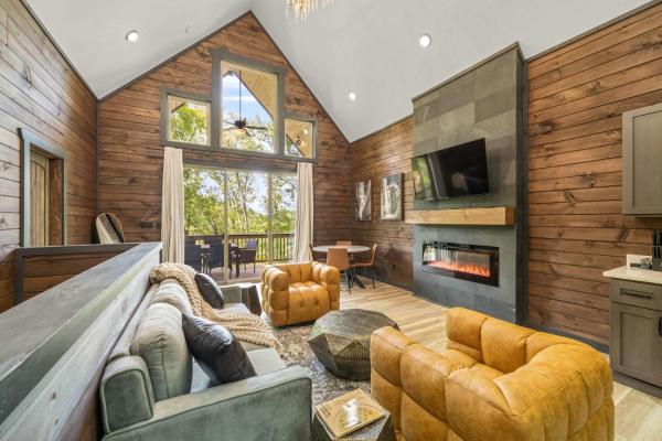 Gem Lake Cabin - Lakefront Views - Sleeps 8 - Dandridge, TN