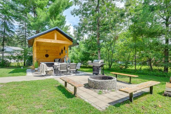 Private Hot Tub, Deck! Group Getaway In Friendship - Wisconsin