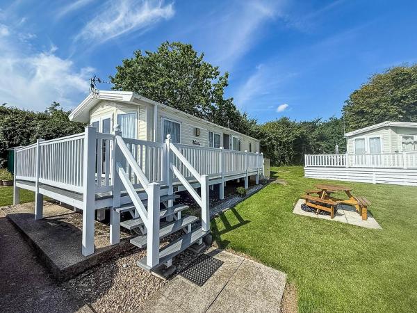 Beautiful Caravan With Decking Wifi At Carlton Meres Park Ref 60002r - Saxmundham