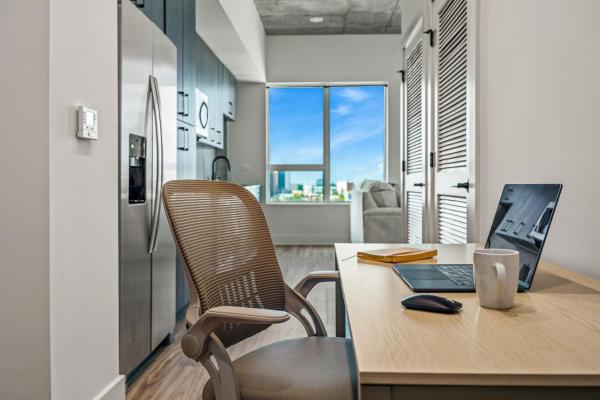 14th Floor Skysuite Studio | Dt Views | Pool & Gym - Davis Islands, FL