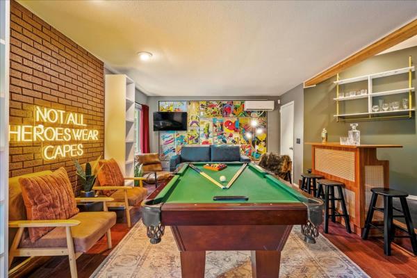 Sleeps 14 Hot Tub Paddle Boards Arcade Games - Stroudsburg, PA