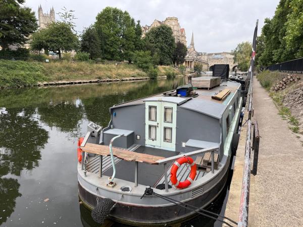 Off-grid Living On Spacious Widebeam - Bath