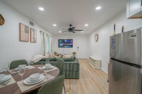Dfw Chic Free Parking And Pool In Medical District - Victory Park - Dallas